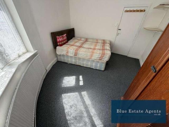 Crosslands Avenue, Southall, UB2