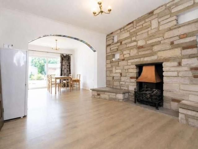 Crosslands Avenue, Southall, UB2