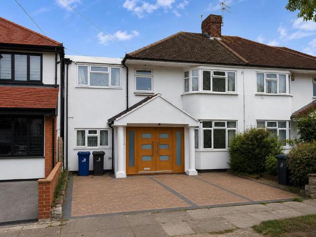 Crosslands Avenue, Southall UB2 4 bed terraced house to rent £2,800 pcm £646 pw