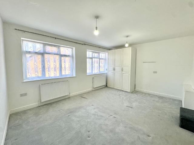 Crosslands Parade, Crosslands Avenue. 3 bed flat to rent £2,000 pcm £462 pw