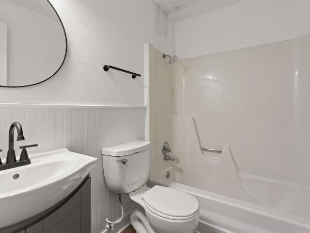 Crossroad Apartments 1 Bedroom Apartment for Rent at 3710 57th St, Des Moines, IA 50310 Merle Hay