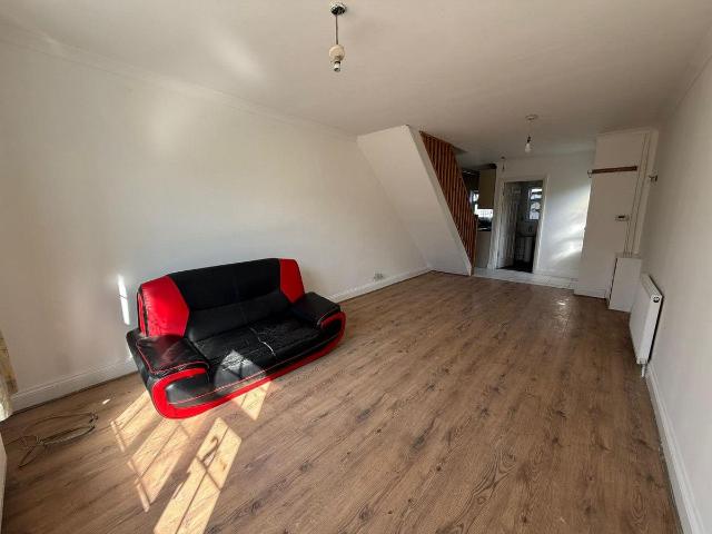 Crossway, Hayes, 3 UB3, 2 bed maisonette to rent, £1,800 pcm | PrimeLocation