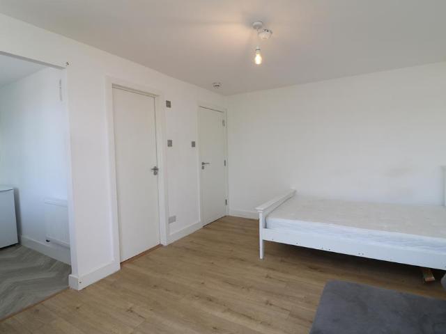 Crossway, London SW20 Studio to rent £1,450 pcm £335 pw