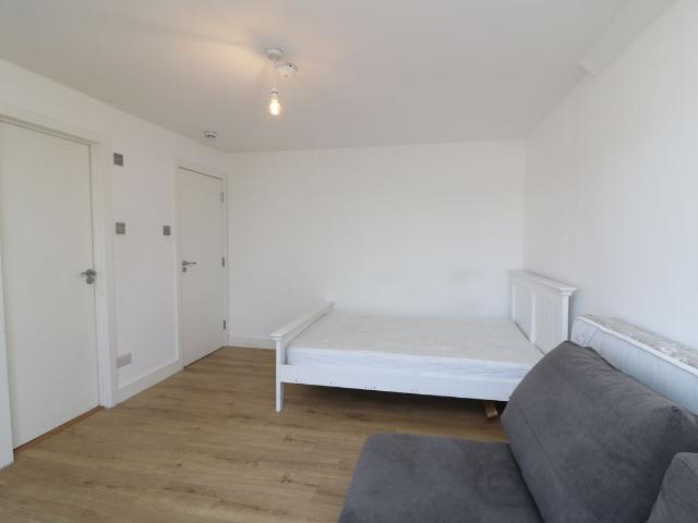 Crossway, Raynes Park SW20, Studio to rent, £1,450 pcm | PrimeLocation