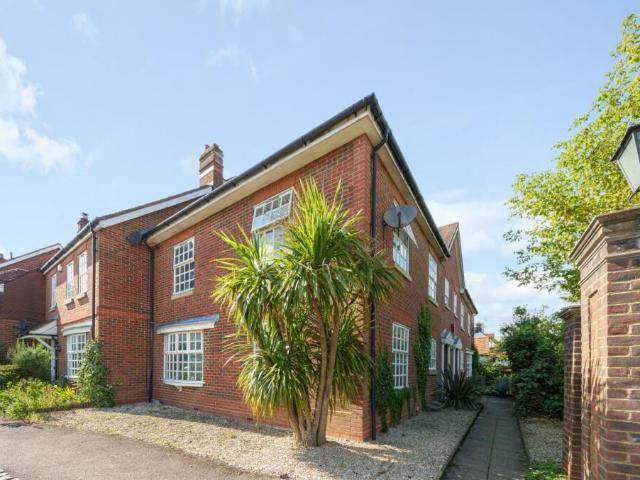 Crossways, Beaconsfield HP9 2 bed apartment £1,525 pcm £352 pw