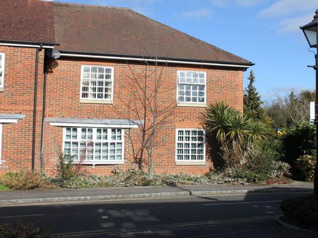 Crossways, Beaconsfield, HP9 2 bed flat to rent £1,495 pcm £345 pw