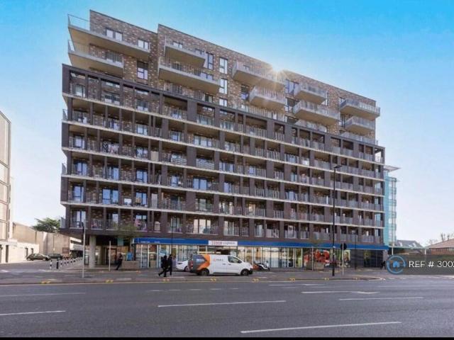 Crossways, Slough, SL1 2 bed flat to rent £1,650 pcm £381 pw