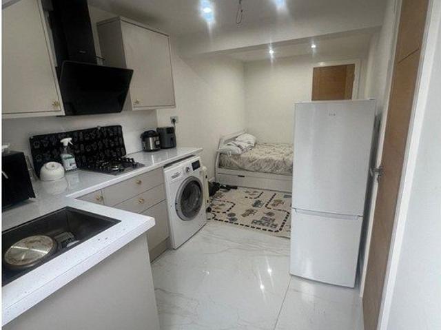 Crosthwaite Way, Slough SL1, Studio to rent, £875 pcm | PrimeLocation