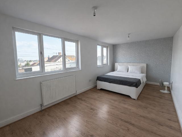 Craven Avenue, Canvey Island SS8, Room to rent, £700 pcm | PrimeLocation