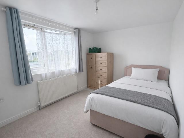 Craven Avenue, Canvey Island SS8, Room to rent, £700 pcm | PrimeLocation