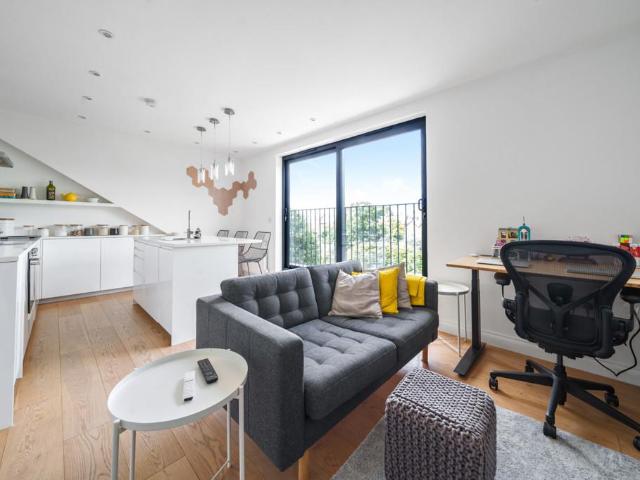 Craven Avenue, London, W5 1 bed flat to rent £2,000 pcm £462 pw