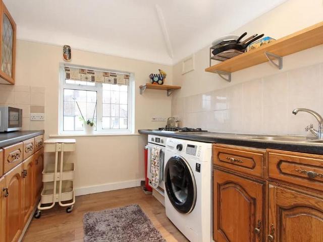Craven Avenue, London W5 2 bed flat to rent £1,950 pcm £450 pw