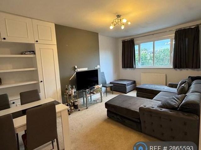 Craven Avenue, London, W5 2 bed flat to rent £2,500 pcm £577 pw