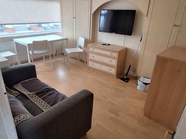 Craven Gardens, Ilford IG6, 2 bed flat to rent, £2,000 pcm | PrimeLocation