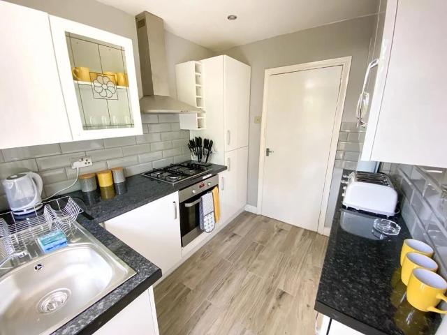 Crawley Green Road, Luton LU2, 3 bed terraced house to rent, £1,550 pcm | PrimeLocation
