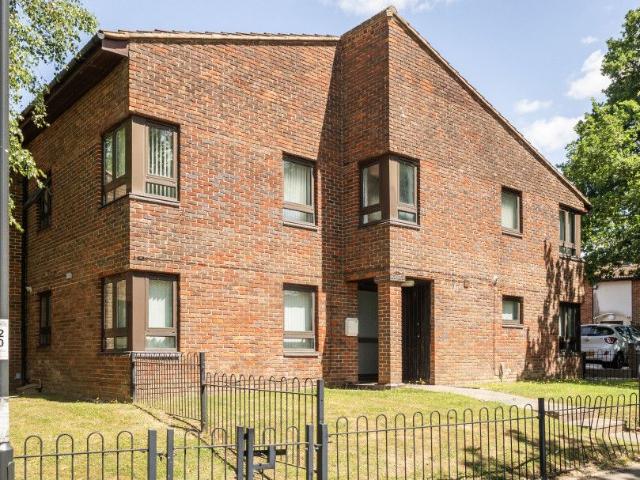 Crawley RH10, 2 bed flat to rent, £1,160 pcm | PrimeLocation