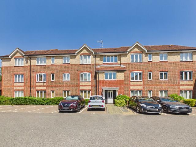 Crawley Road, Horsham RH12, 2 bed flat to rent, £1,400 pcm | PrimeLocation