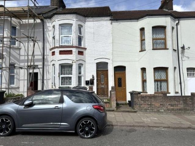 Crawley Road, Luton LU1, 2 bed flat to rent, £1,150 pcm | PrimeLocation