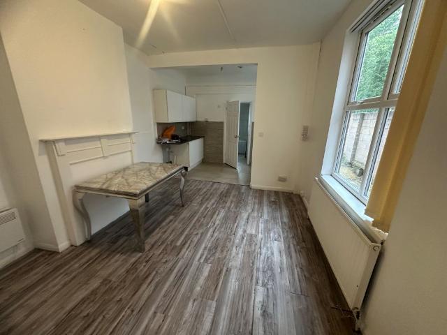 Crawley Road, Luton LU1, 2 bed flat to rent, £1,200 pcm | PrimeLocation