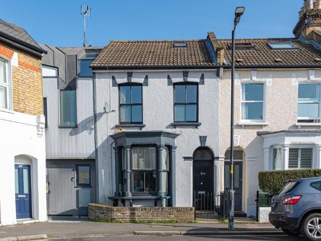 Crawthew Grove, East Dulwich, London. 4 bed house to rent £4,000 pcm £923 pw