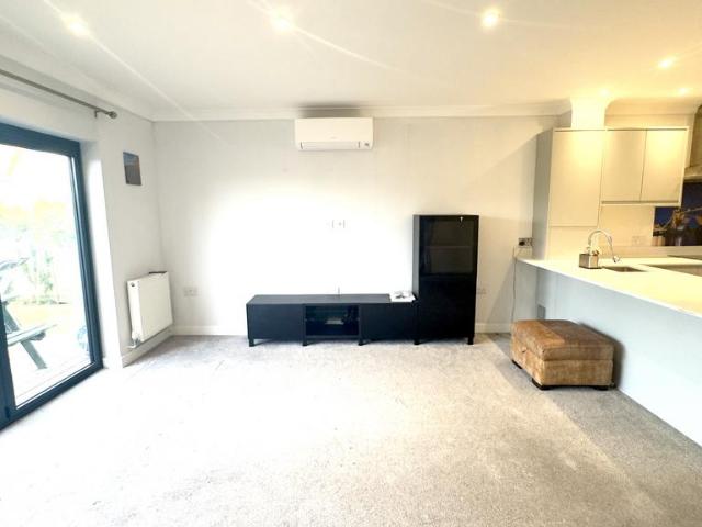 Cray Close, Crayford DA1 3 bed semi detached house to rent £2,100 pcm £485 pw