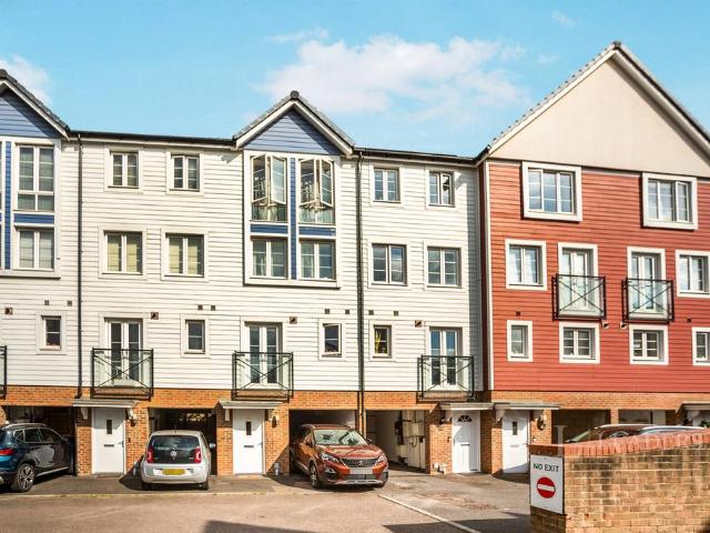 Crabapple Road, TN9 4 bed terraced house to rent £2,250 pcm £519 pw
