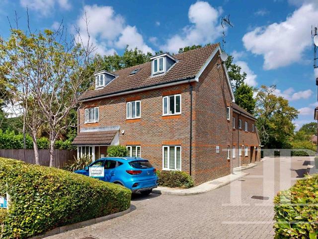 Crabtree Court, Crawley RH11, 2 bed flat to rent, £1,400 pcm | PrimeLocation