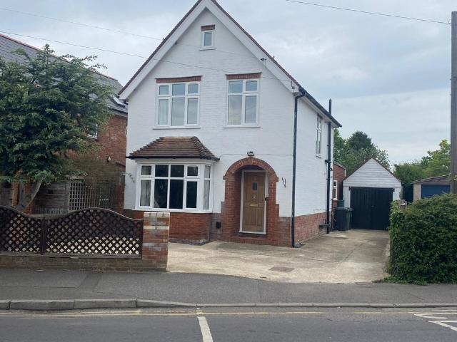 Crabtree Road, Camberley GU15 3 bed detached house to rent £2,330 pcm £538 pw