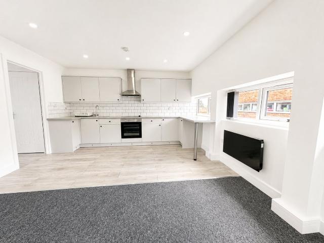 Cradley Heath B64, 1 bed flat to rent, £850 pcm | PrimeLocation