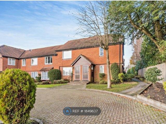 Craigmore Court, Northwood HA6, 2 bed maisonette to rent, £1,900 pcm | PrimeLocation
