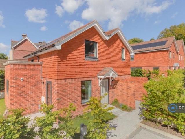 Craigmore Hall, Crowborough, TN6 3 bed detached house to rent £1,850 pcm £427 pw