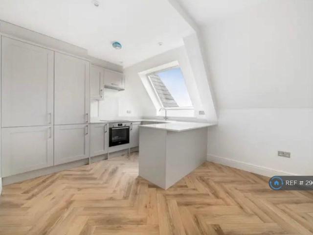 Craigmore Hall, Crowborough, TN6 2 bed flat to rent £1,450 pcm £335 pw