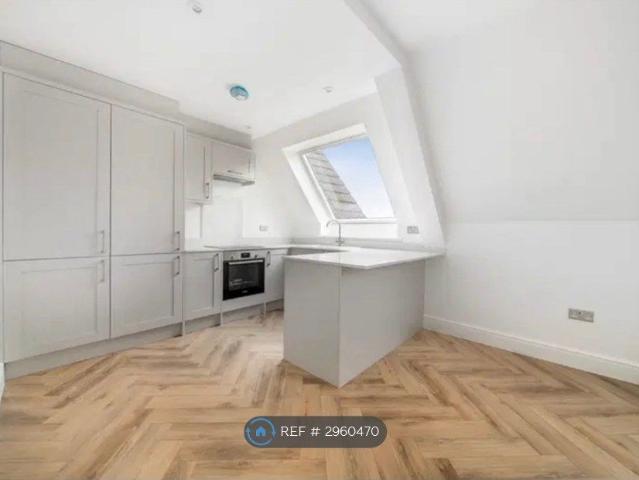 Craigmore Hall, Crowborough TN6, 2 bed flat to rent, £1,450 pcm | PrimeLocation