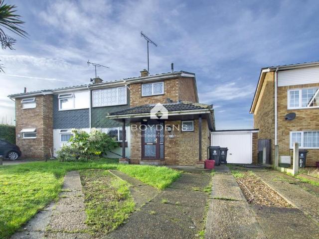 Craigfield Avenue, Clacton on Sea CO15 3 bed semi detached house to rent £1,330 pcm £307 pw