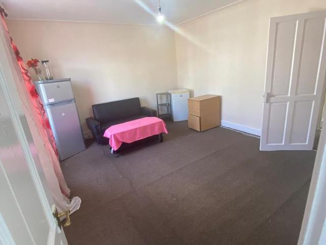Cranbourne Road, Barking, Barking, IG11 2 bed flat to rent £1,850 pcm £427 pw