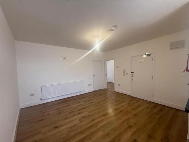 Cranbrook Road, Ilford 2 bed apartment to rent £1,650 pcm £381 pw