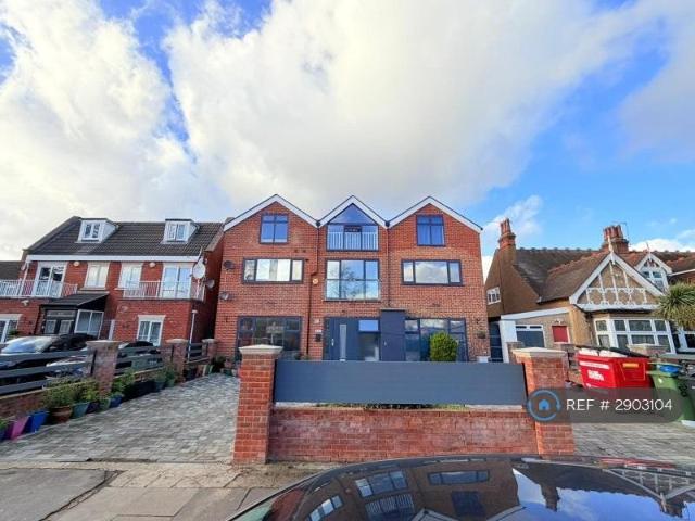 Cranbrook Road, Ilford, IG6 Studio to rent £1,050 pcm £242 pw