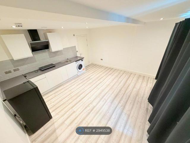 Cranbrook Road, Ilford IG6, Studio to rent, £1,350 pcm | PrimeLocation