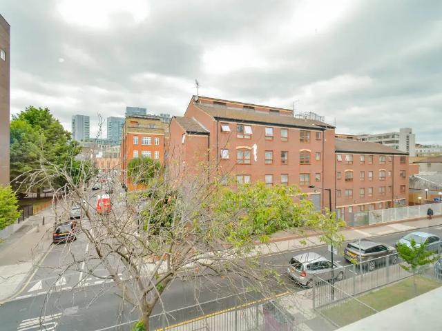 Cranbrook Road, Ilford IG6, 2 bed flat to rent, £1,798 pcm | PrimeLocation