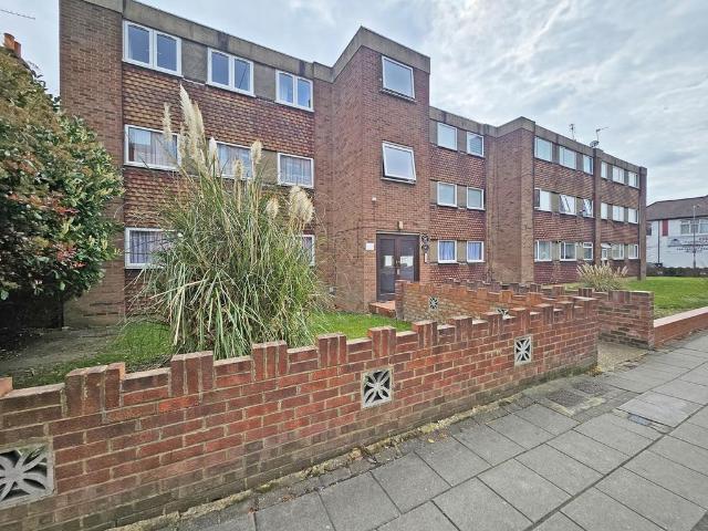 Cranbrook Road, Ilford, IG6 2 bed flat to rent £1,850 pcm £427 pw