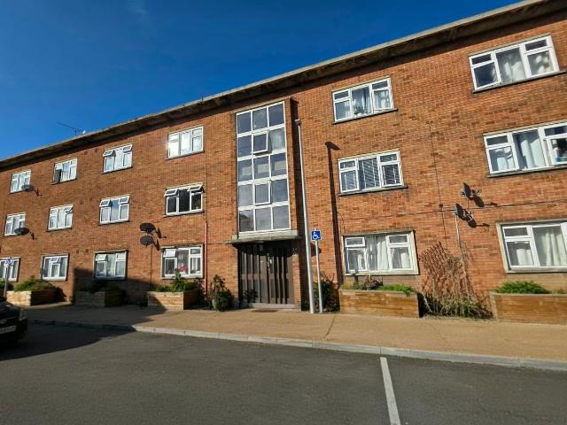 Cranbrook Road, Ilford IG6, 2 bed flat to rent, £1,800 pcm | PrimeLocation