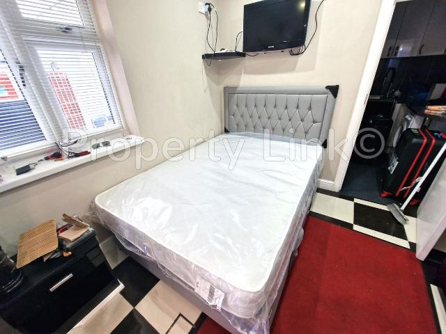 Cranbrook Rd, Ilford IG1, Studio to rent, £1,100 pcm | PrimeLocation