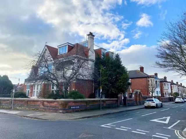 Craneswater Avenue, Southsea 3 bed apartment to rent £1,300.
