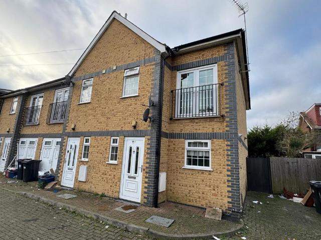 Cranford Lane, Hounslow, TW5 3 bed townhouse to rent £2,400 pcm £554 pw