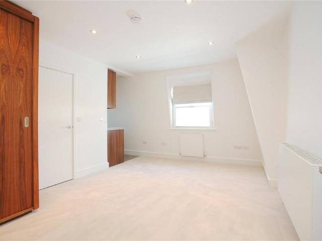 Cranley Gardens, South Kensington. Studio to rent £2,145 pcm £495 pw