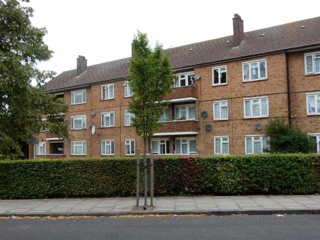 Cranleigh Gardens, Southall 2 bed apartment to rent £1,800 pcm £415 pw