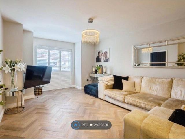 Cranleigh Drive, Sale M33, 4 bed terraced house to rent, £3,500 pcm | PrimeLocation