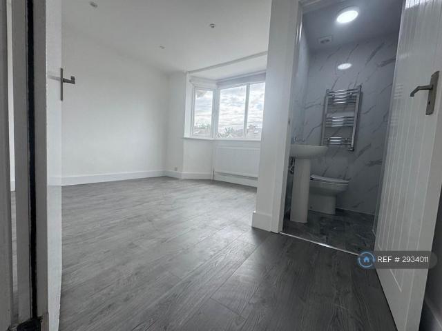 Cranleigh Road, Feltham, TW13 4 bed end of terrace house to rent £3,800 pcm £877 pw