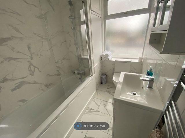 Cranmer Court, Kingston Upon Thames KT2, Room to rent, £825 pcm | PrimeLocation