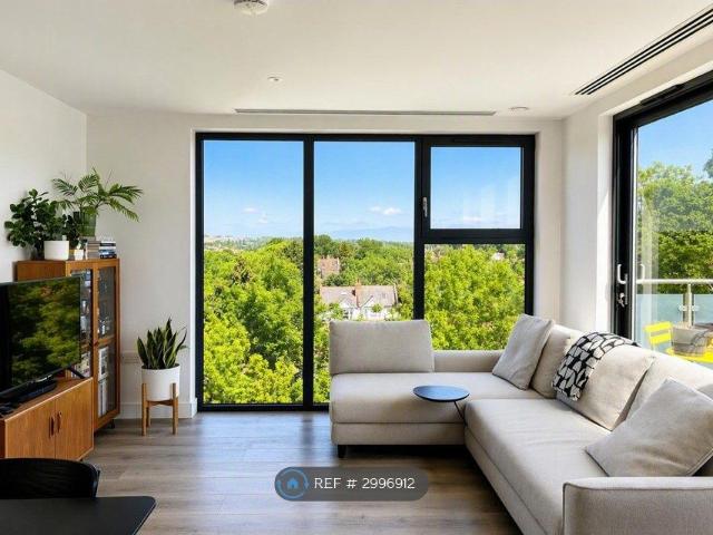 Cranmer Court, London N3, 2 bed flat to rent, £2,500 pcm | PrimeLocation